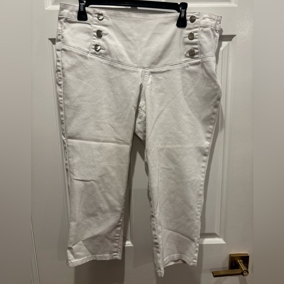 VENUS | Pants & Jumpsuits | Venus White Buttondetail Capri Pants | Poshmark